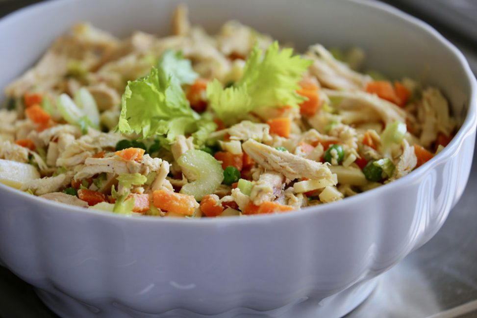 Insalata di pollo, armonia di colori con petto di pollo arrosto